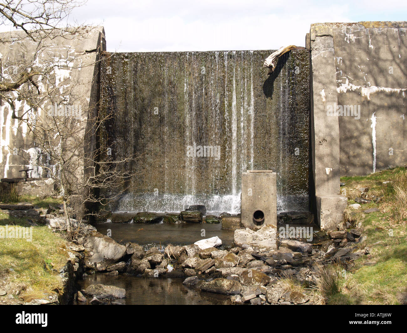 tarn victorian reservoir dam wall sluice stream Stock Photo - Alamy