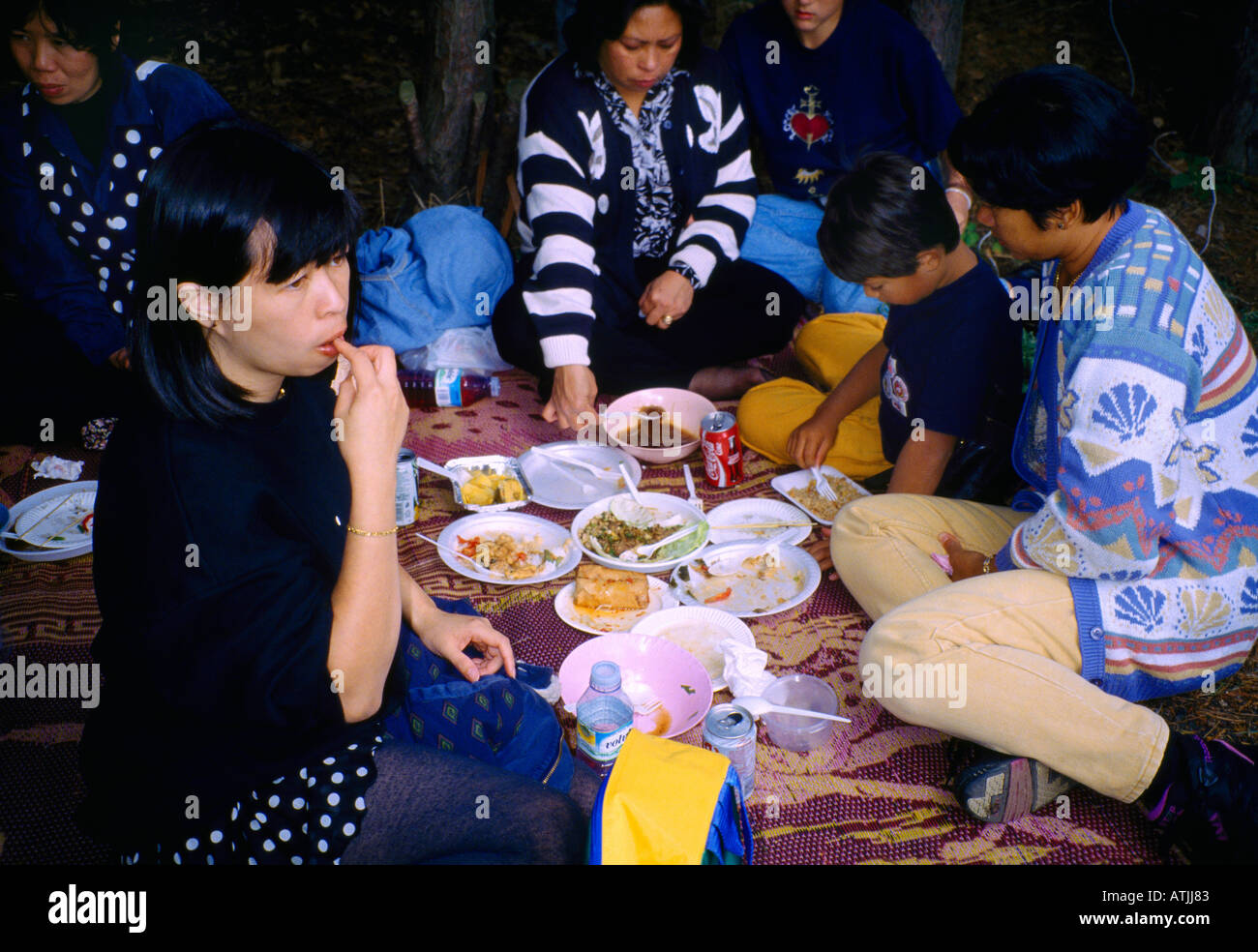Buddhapadipa Temple Vessantra Festival Picnic in Wimbledon England ...