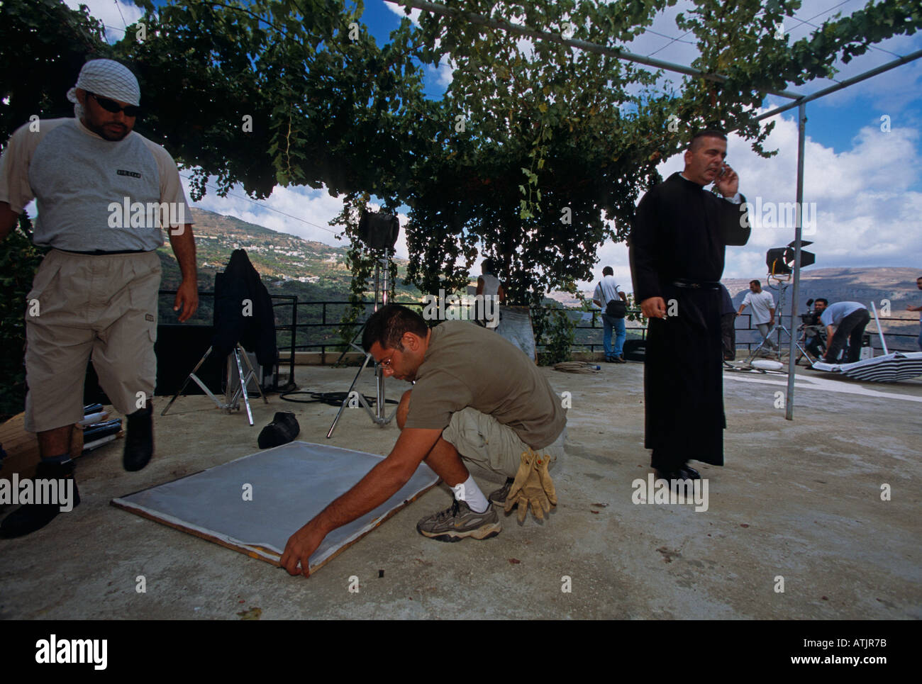 Film set actors crew hi-res stock photography and images - Alamy