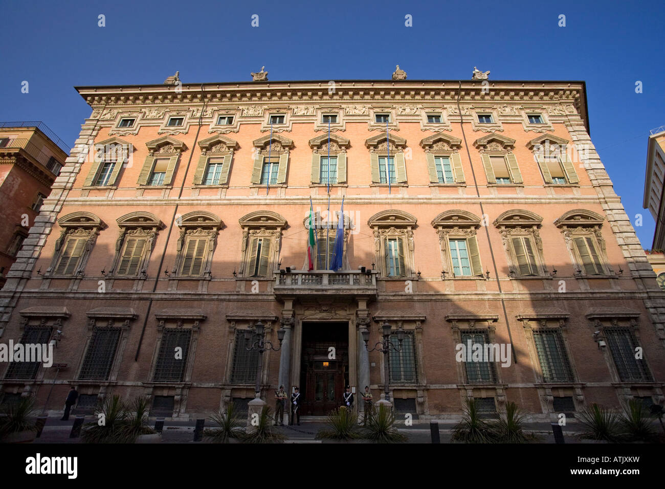 City and country building hi-res stock photography and images - Alamy