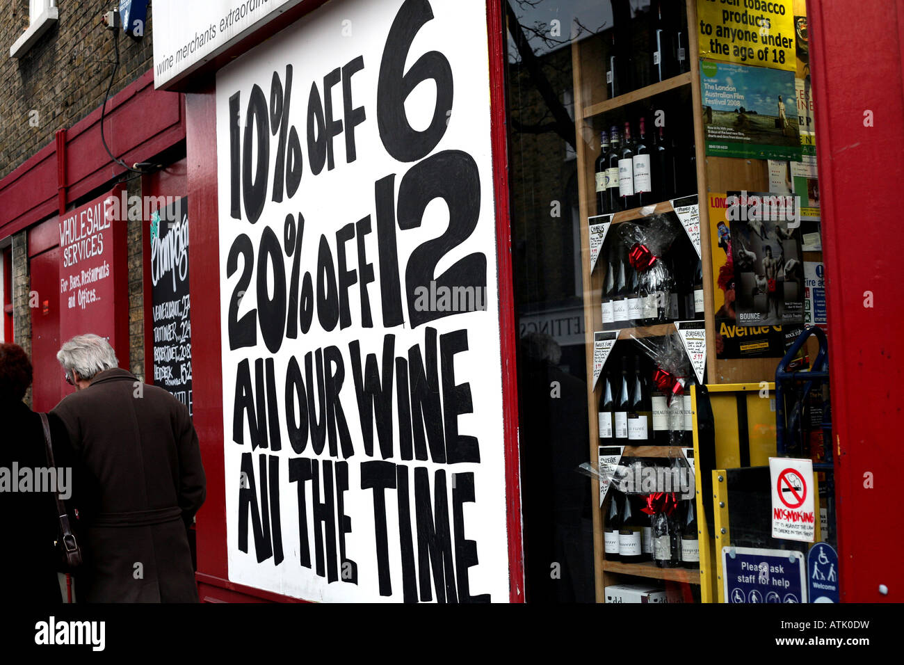 Discount sign outside London off licence Stock Photo - Alamy