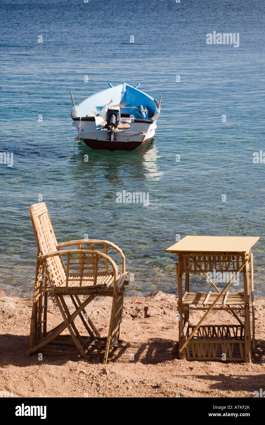 Empty chair and table hi-res stock photography and images - Alamy