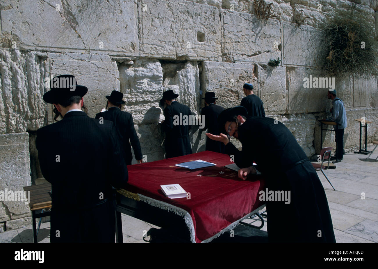 A soldier bowing to the Western Wall Stock Photo - Alamy