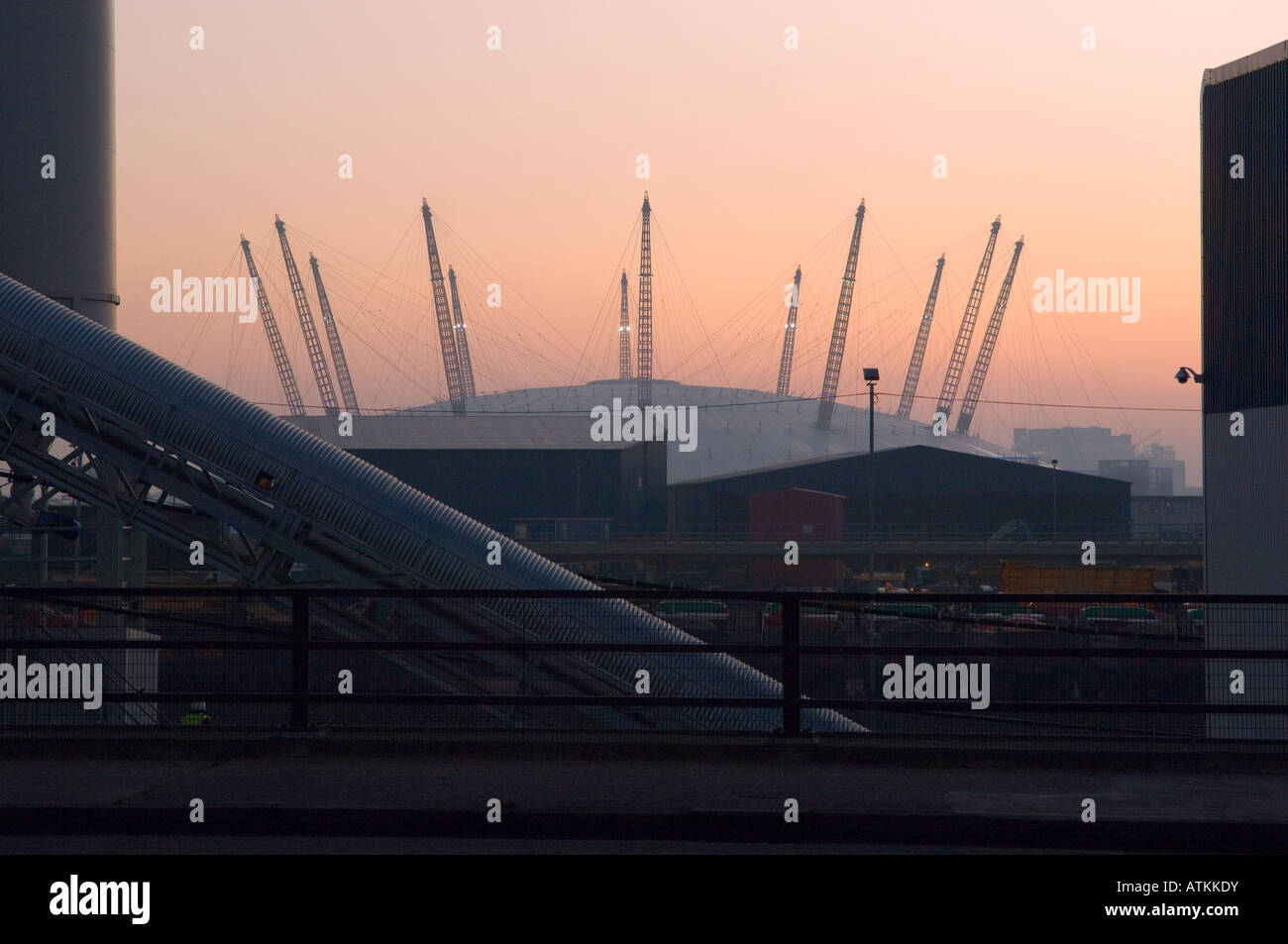 Millenium Dome, night time, pink sky, O2, London, Bridge,dusk Stock ...