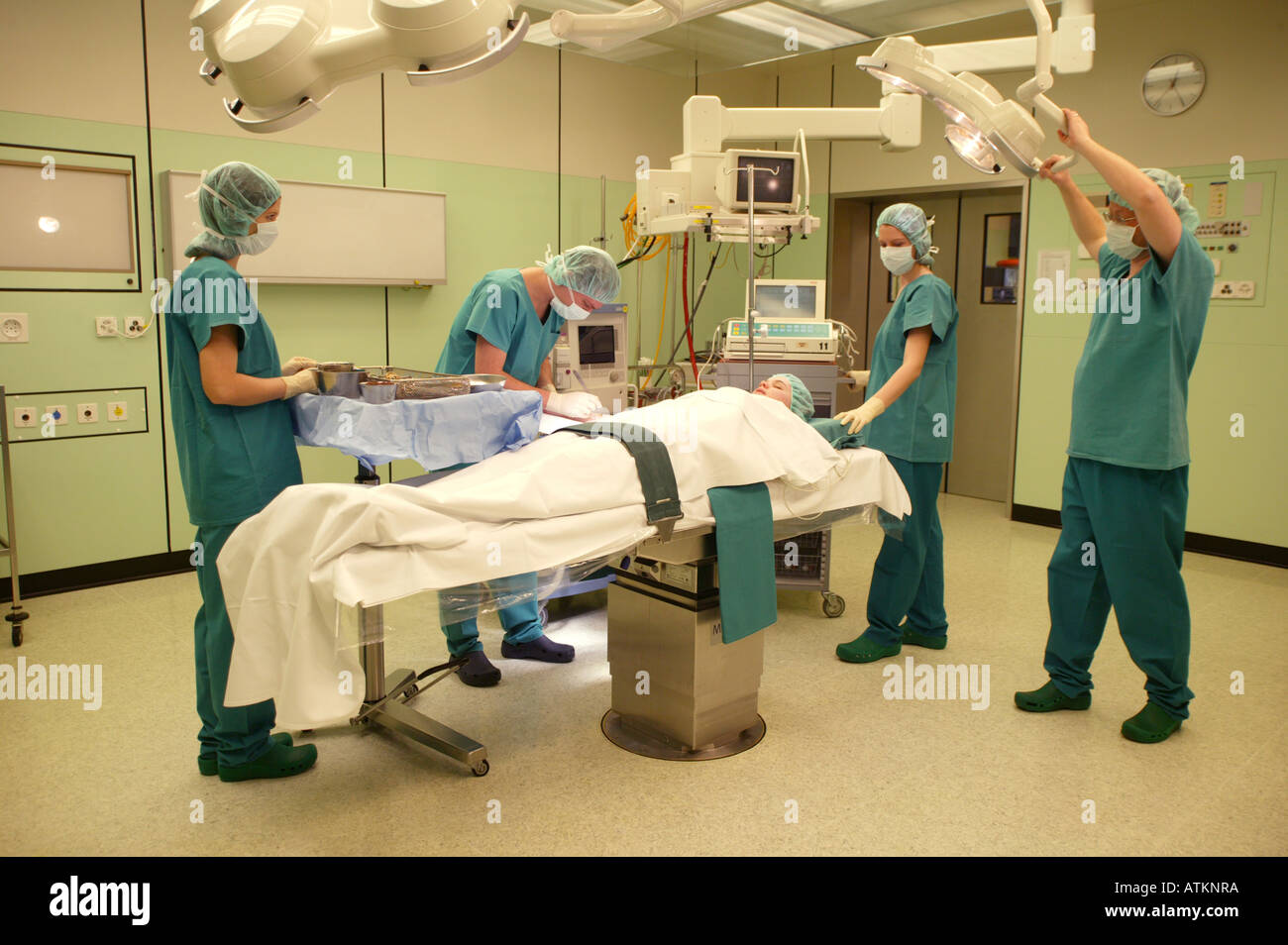Chirurgen team hi-res stock photography and images - Alamy