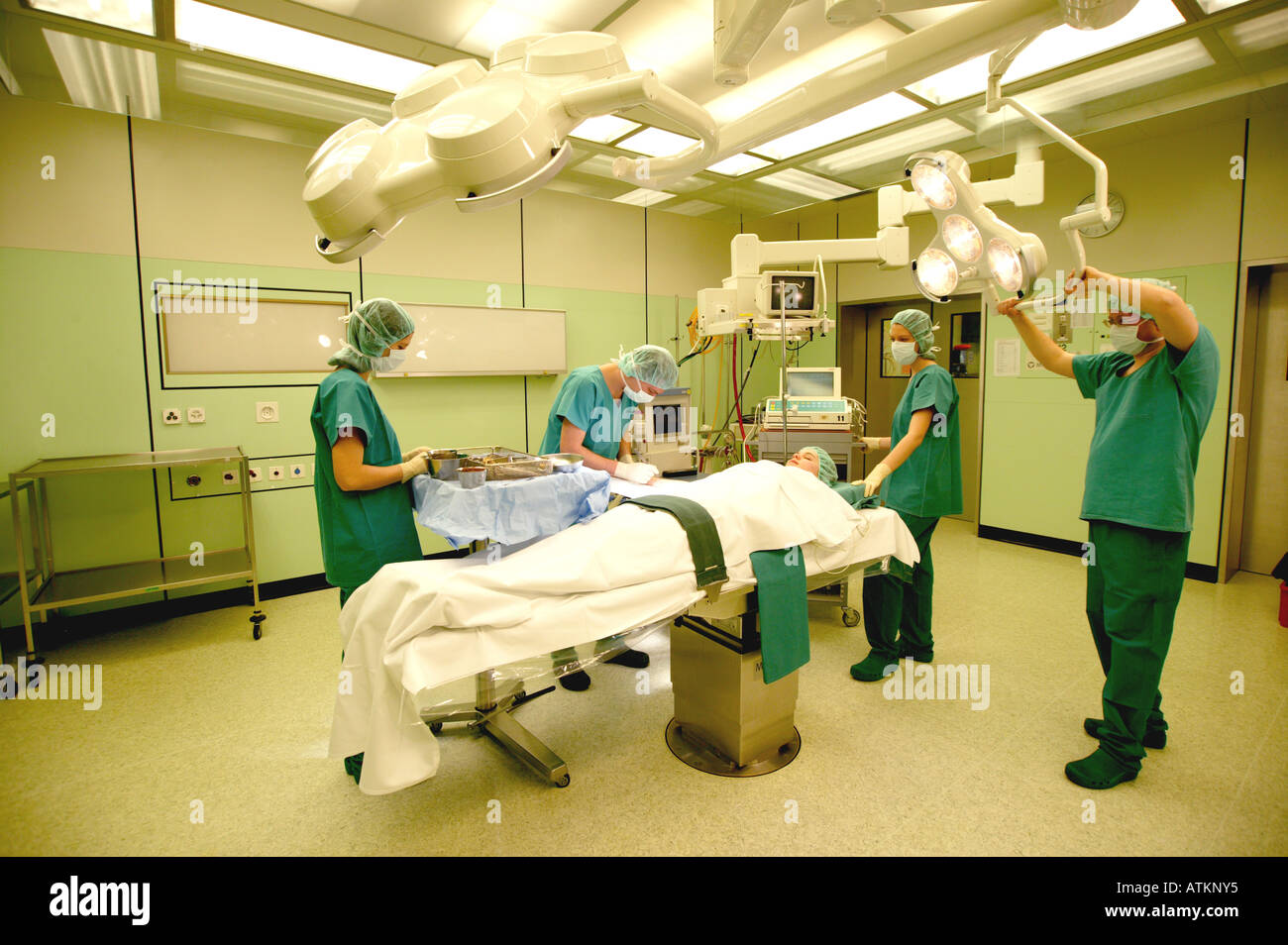 Operationssaal chirurg hi-res stock photography and images - Alamy