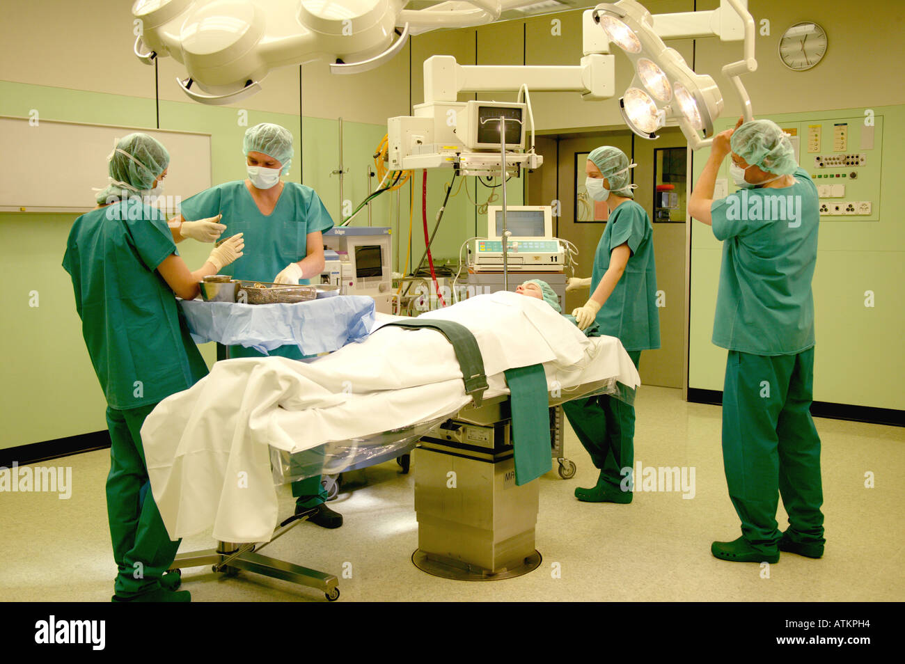 Operationssaal chirurg hi-res stock photography and images - Alamy