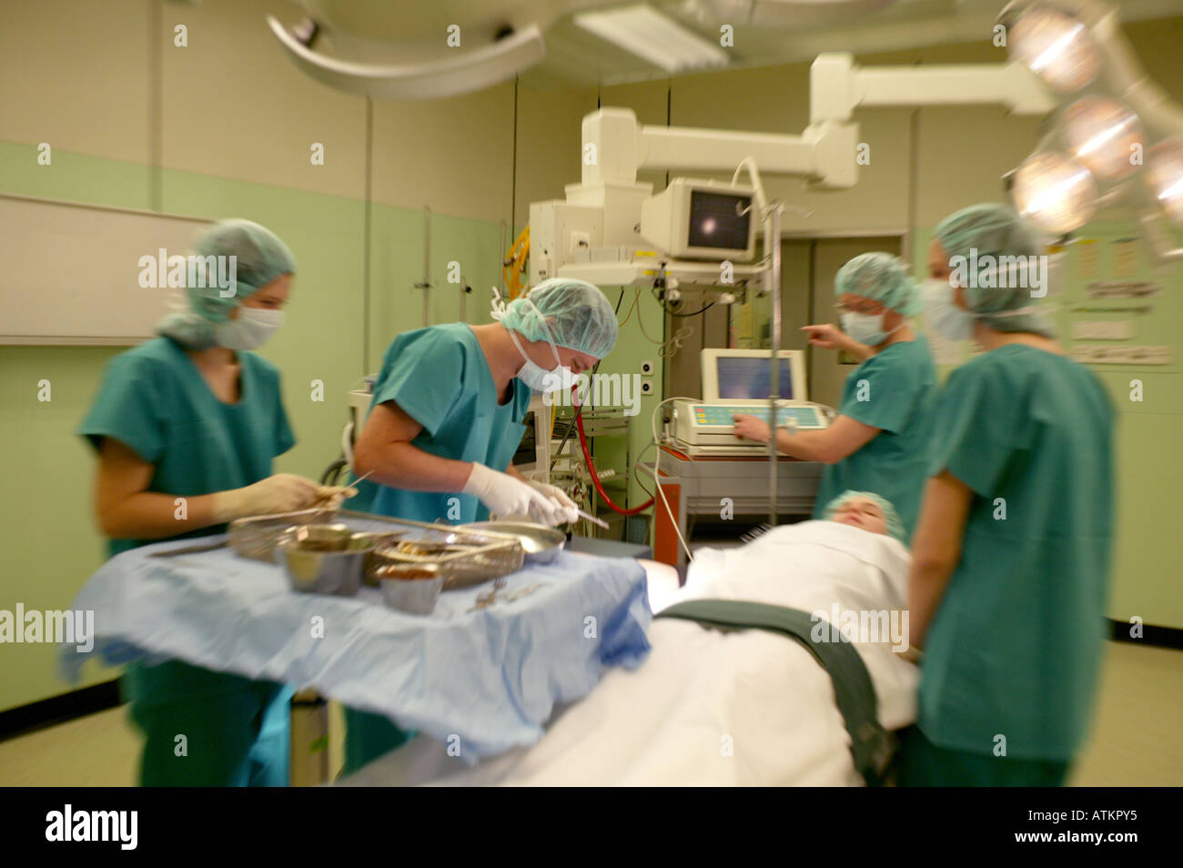 Operationssaal chirurg hi-res stock photography and images - Alamy