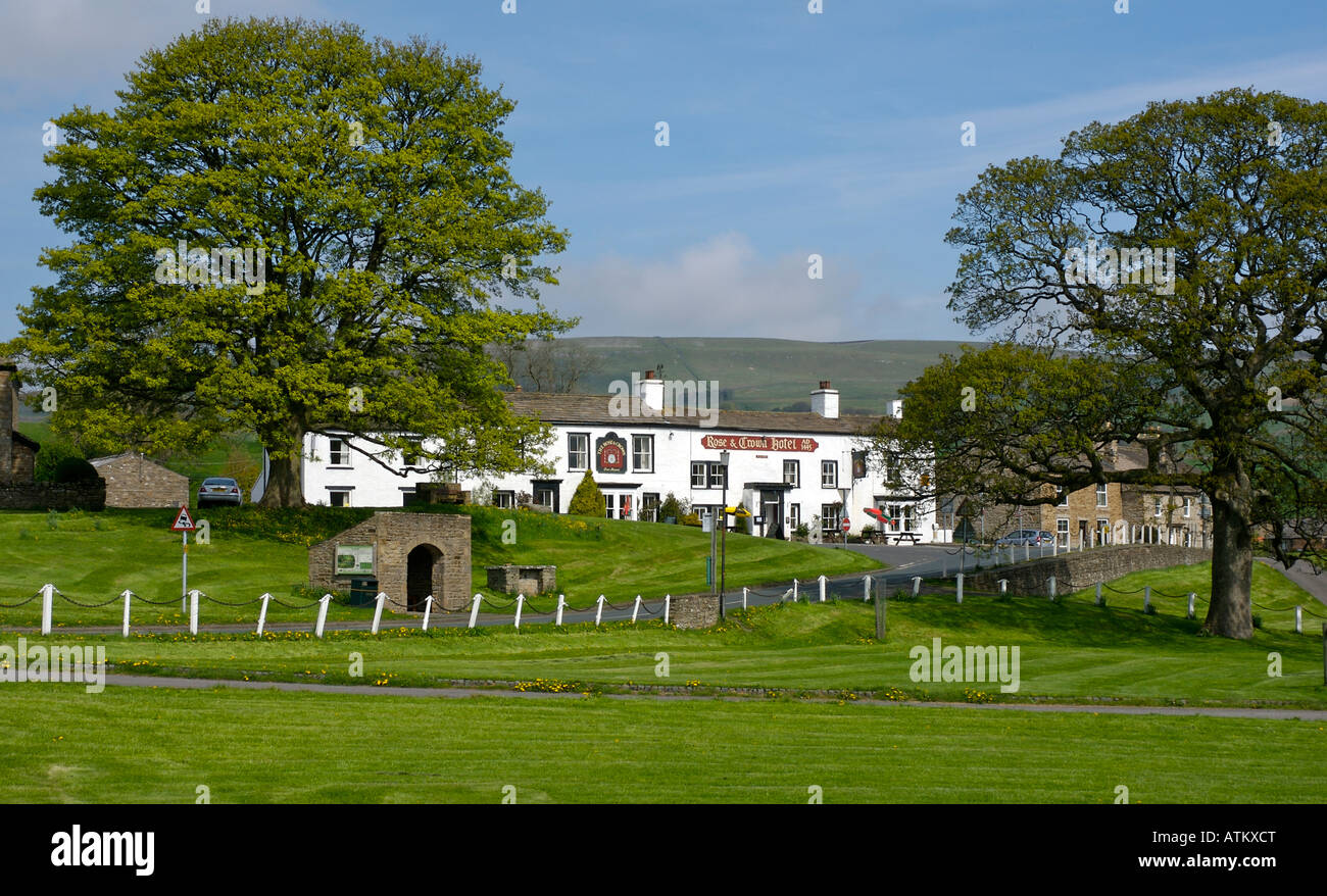 Village green and pub, Bainbridge, Wensleydale, Yorkshire Dales ...