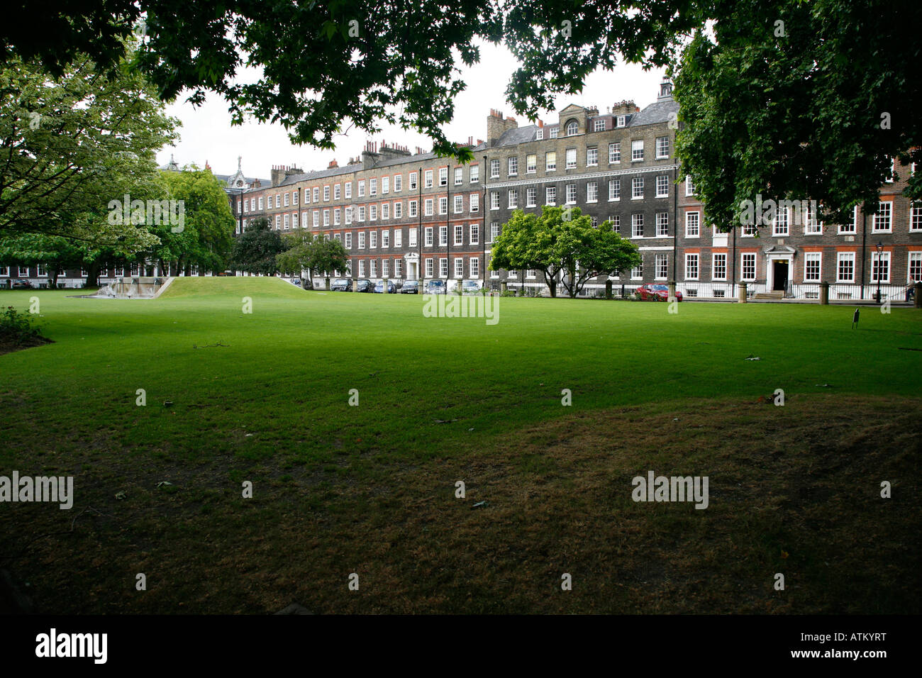 New square lincoln's inn hi-res stock photography and images - Alamy