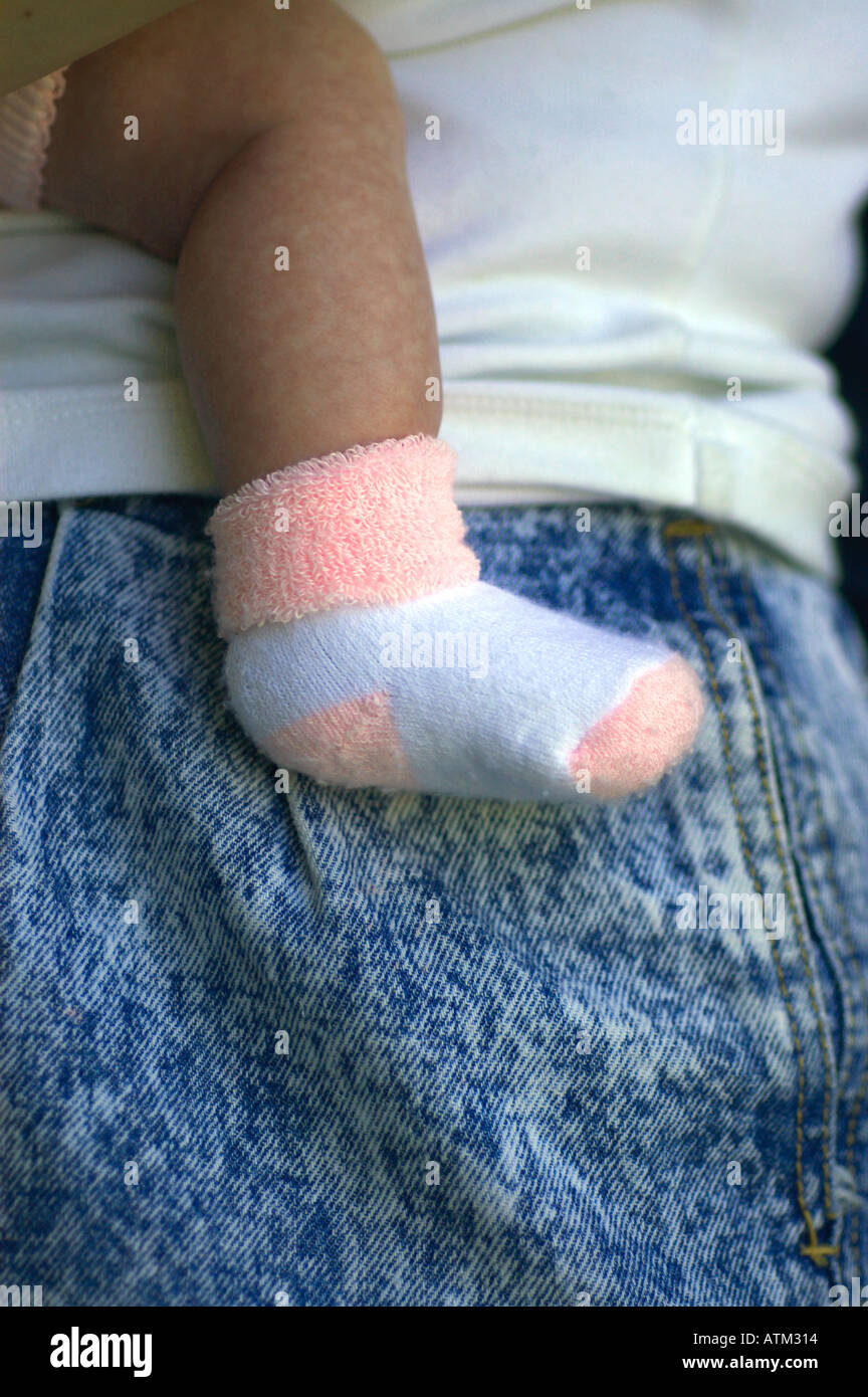 2 foot 1 hand hi-res stock photography and images - Alamy