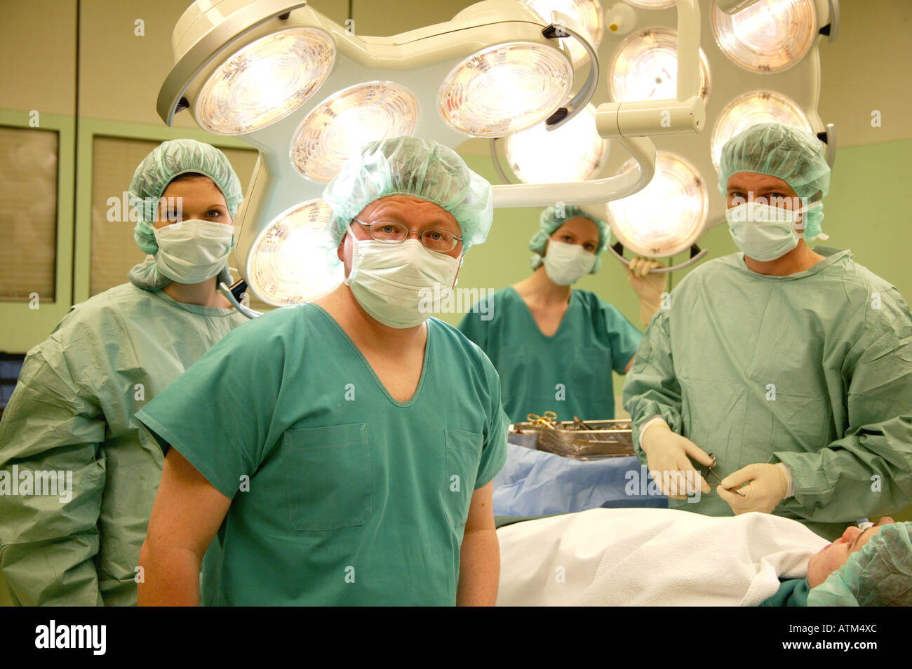 Chirurgen team hi-res stock photography and images - Alamy