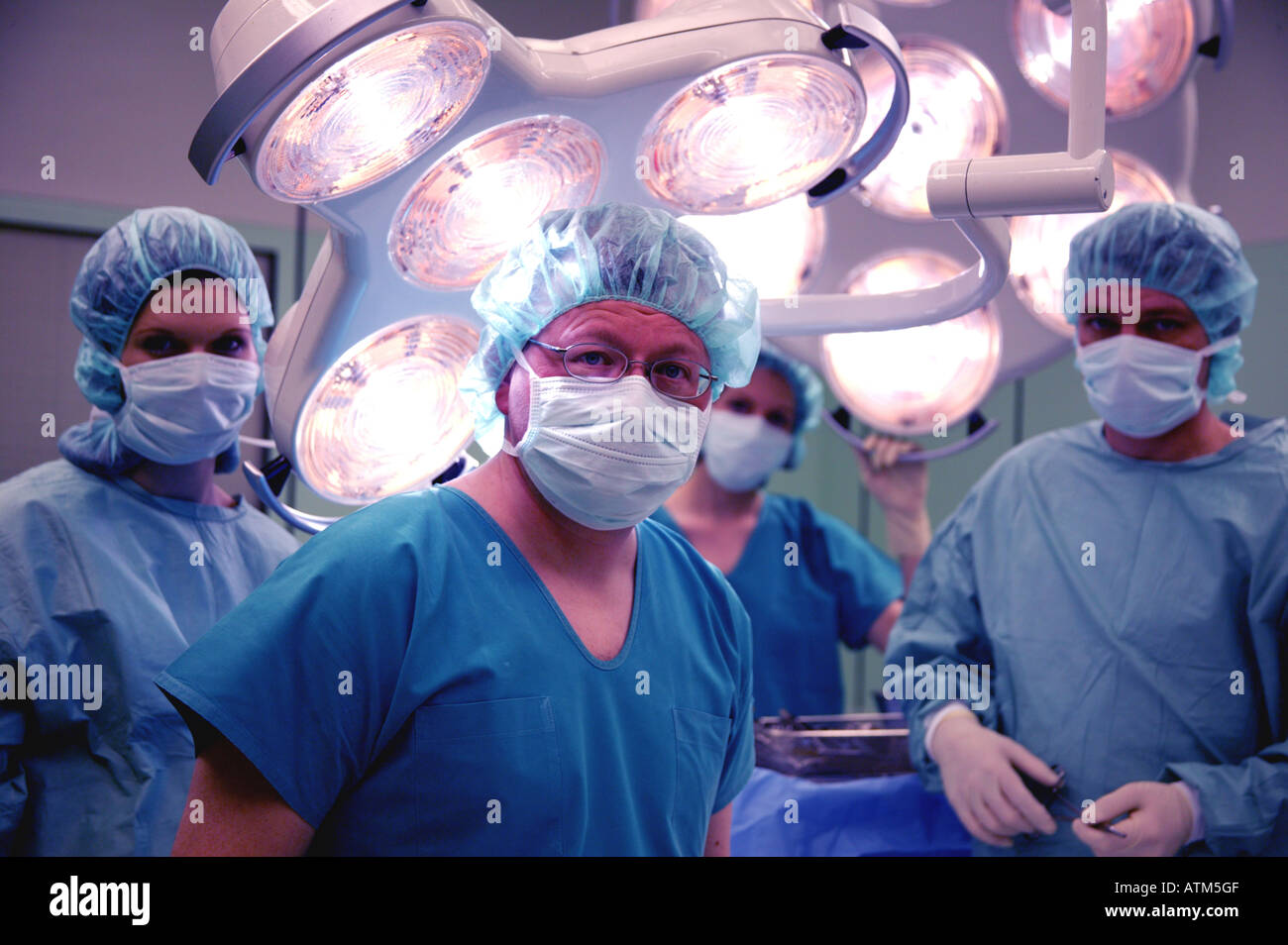 Chirurgen team hi-res stock photography and images - Alamy