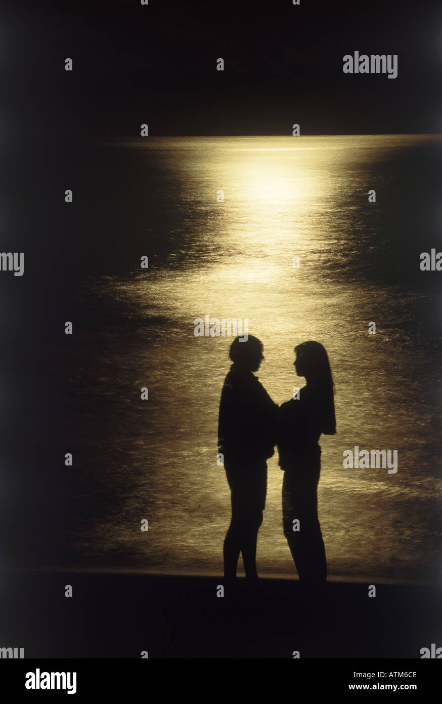 Love couple in moonlight hi-res stock photography and images - Alamy