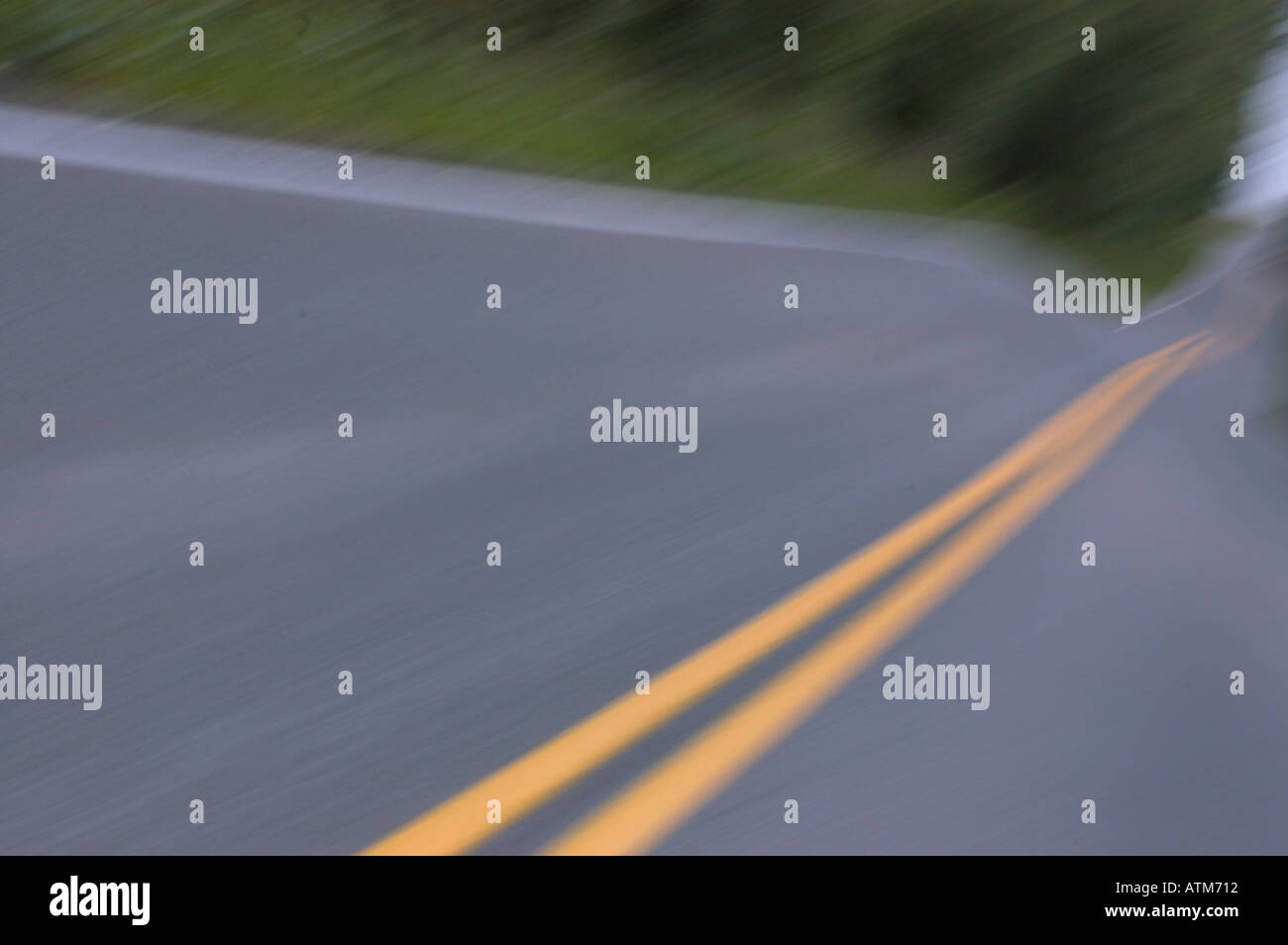 divided country road Stock Photo - Alamy