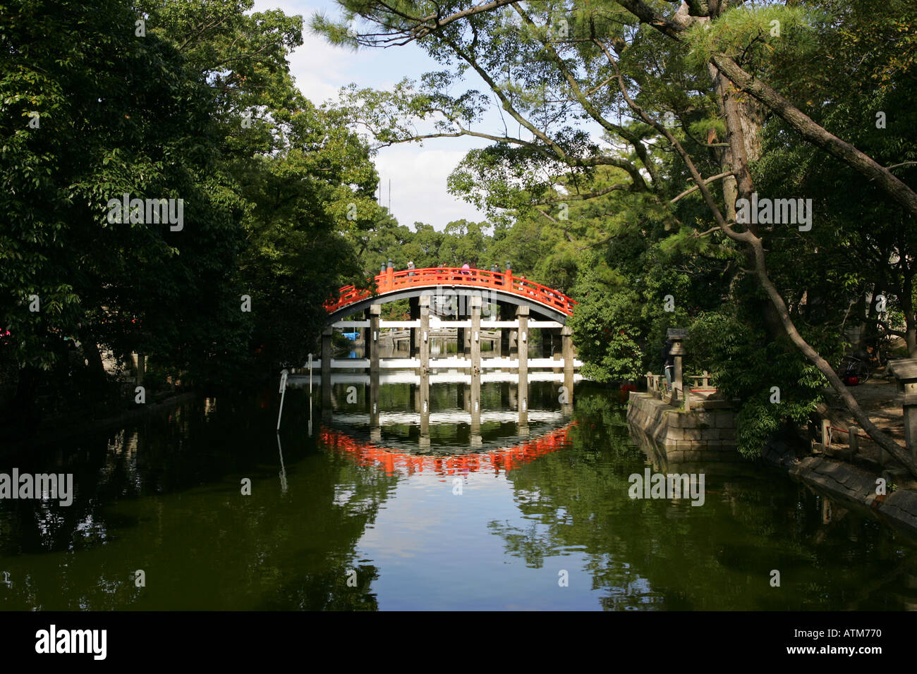 The famous wooden bridge at Sumiyoshi Taisha temple reflected in the ...