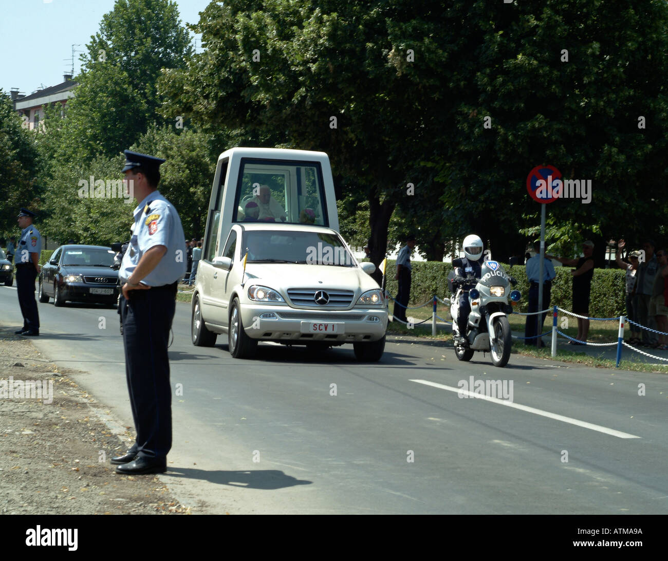 Motorcade pope john paul ii hi-res stock photography and images - Alamy
