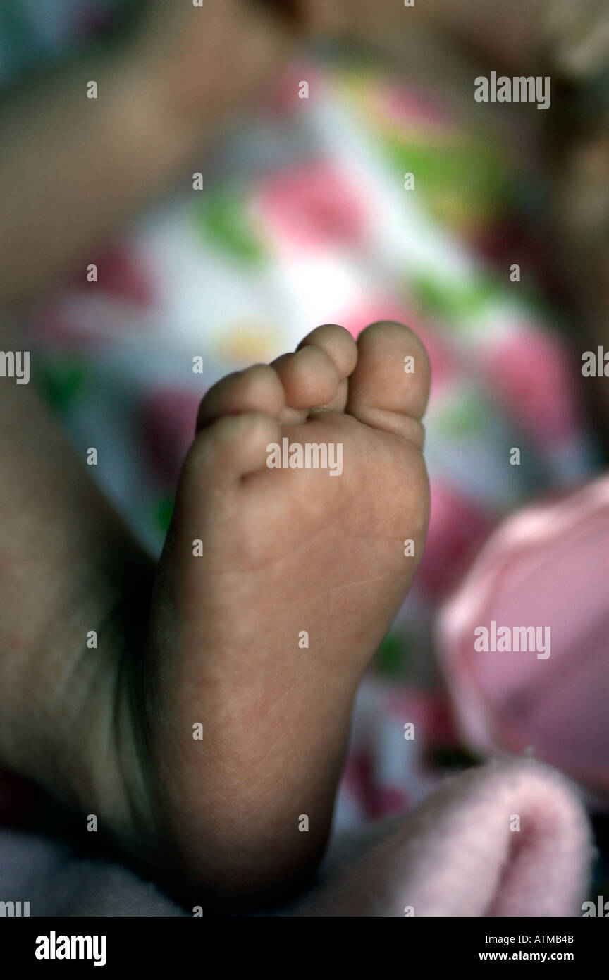 2 foot 1 hand hi-res stock photography and images - Alamy