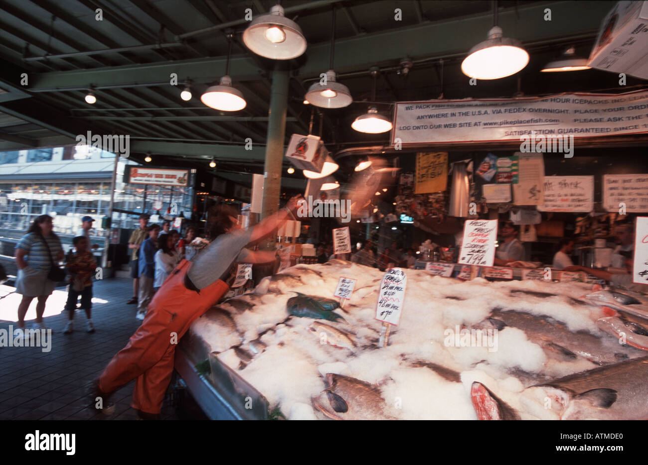 Seattle fish market throw hi-res stock photography and images - Alamy