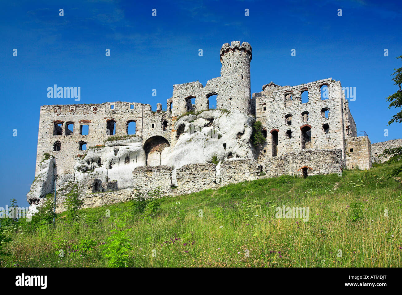Poland castle ruins hi-res stock photography and images - Alamy
