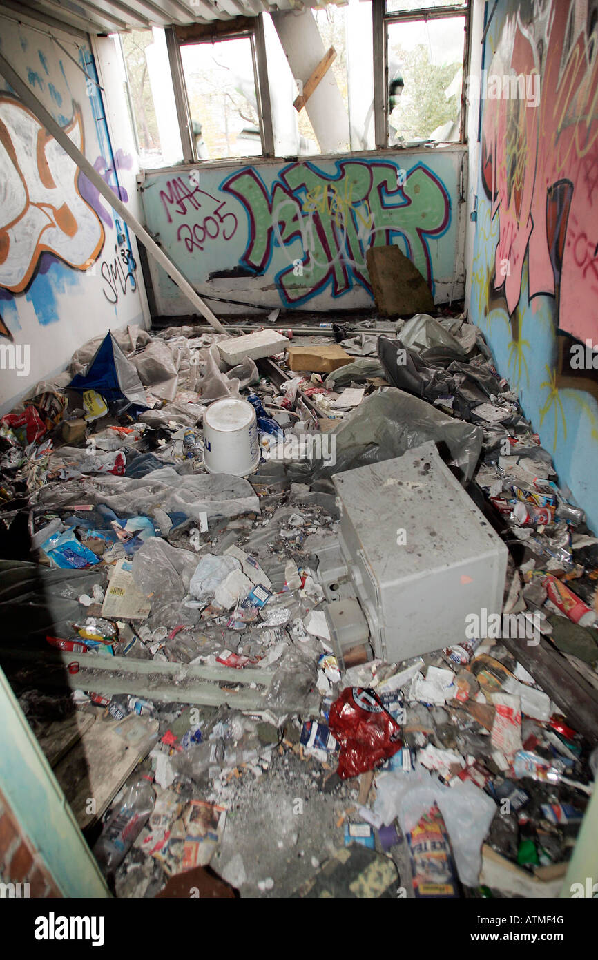 trash in an empty house Stock Photo - Alamy