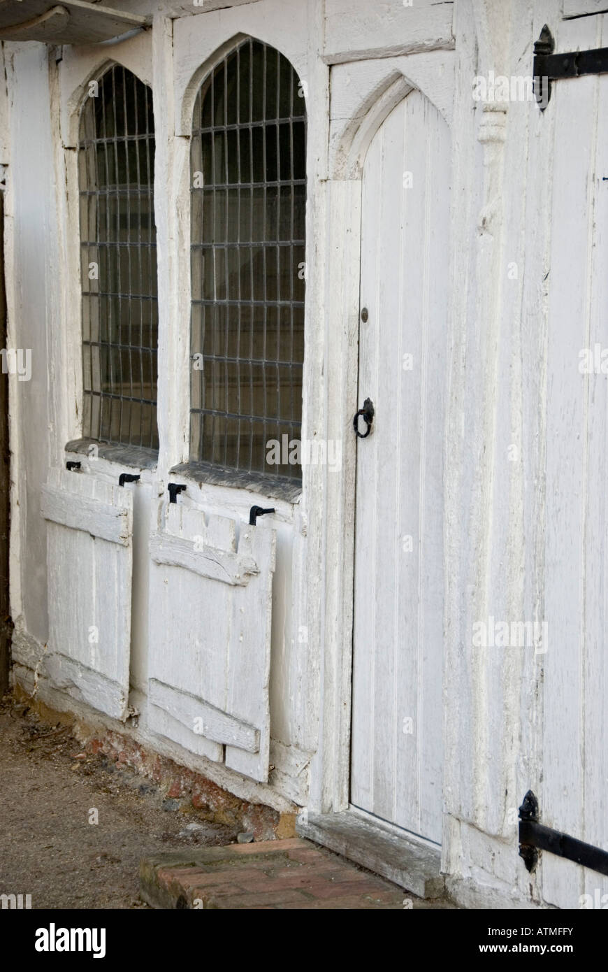 Old english shop front hi-res stock photography and images - Alamy
