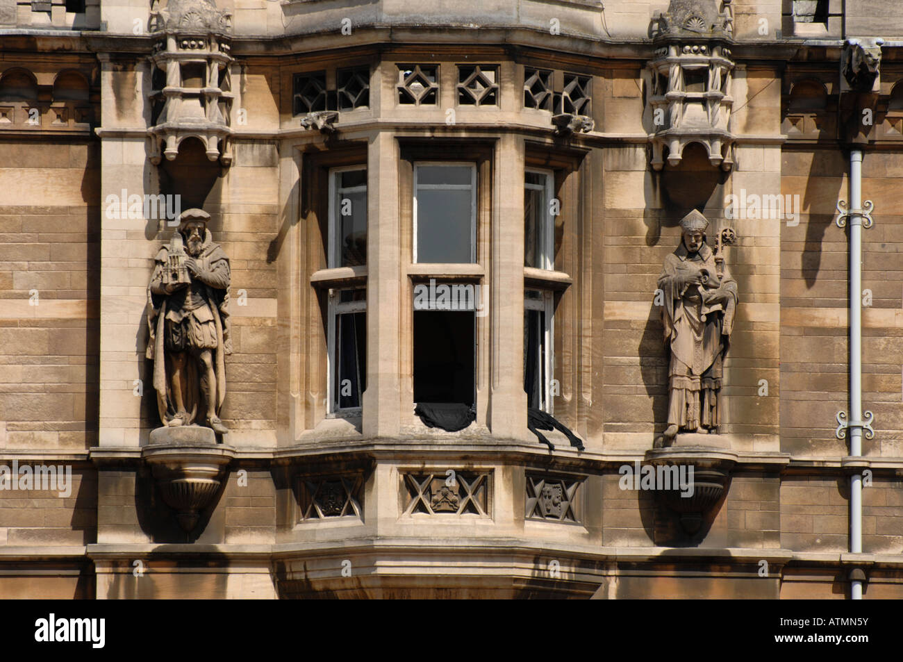 Statue detail Cambridge University Stock Photo - Alamy