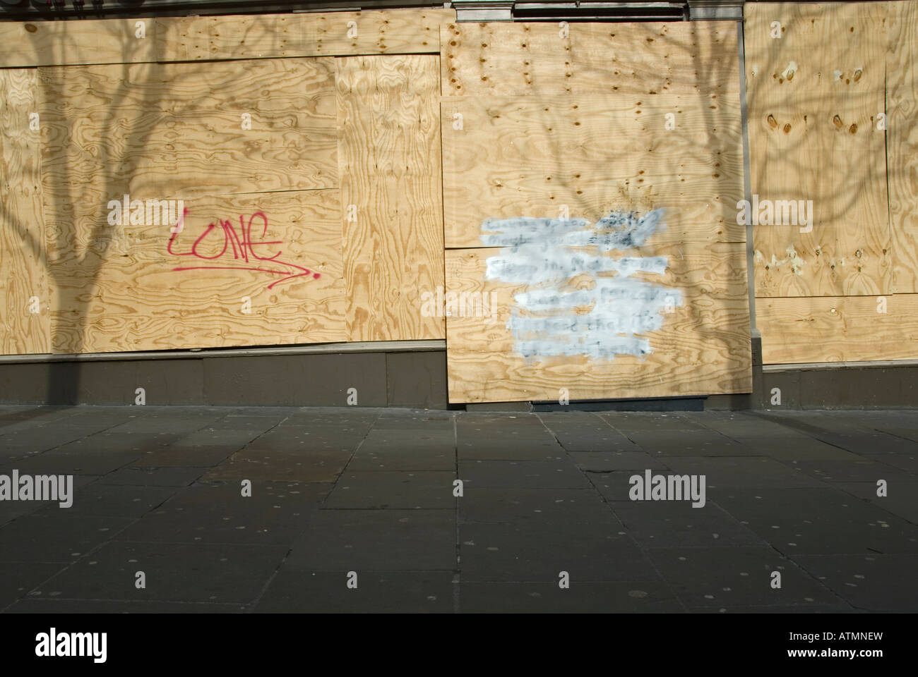 Boarded up shop front hi-res stock photography and images - Alamy