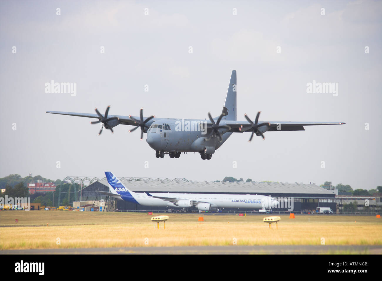 Super hercules in flight hi-res stock photography and images - Alamy