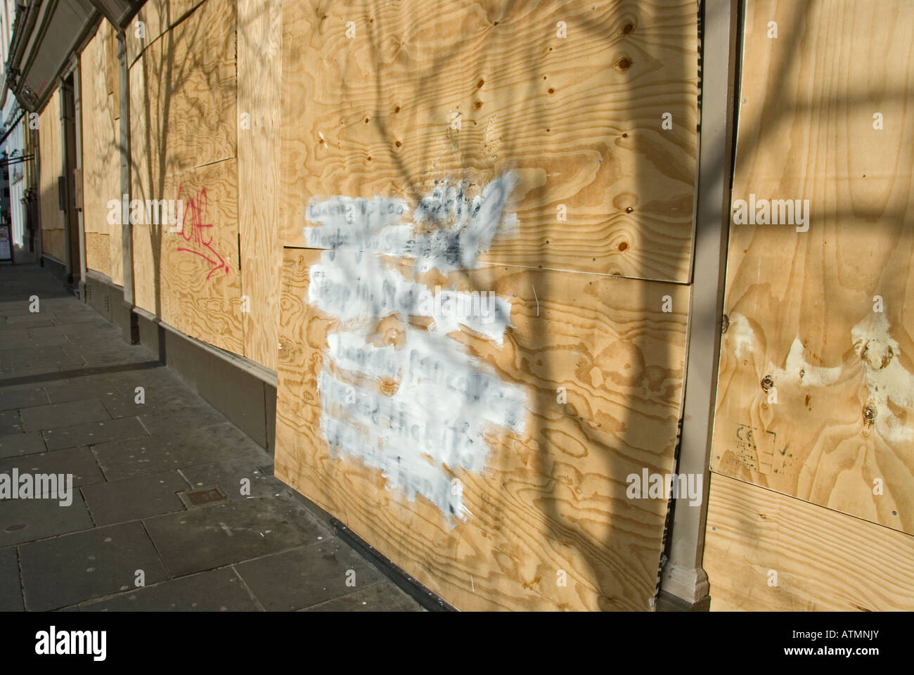 Boarded up shop front hi-res stock photography and images - Alamy