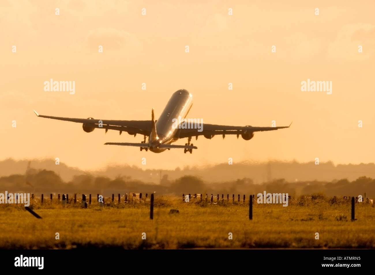 Jet airliner taking off rear hi-res stock photography and images - Alamy