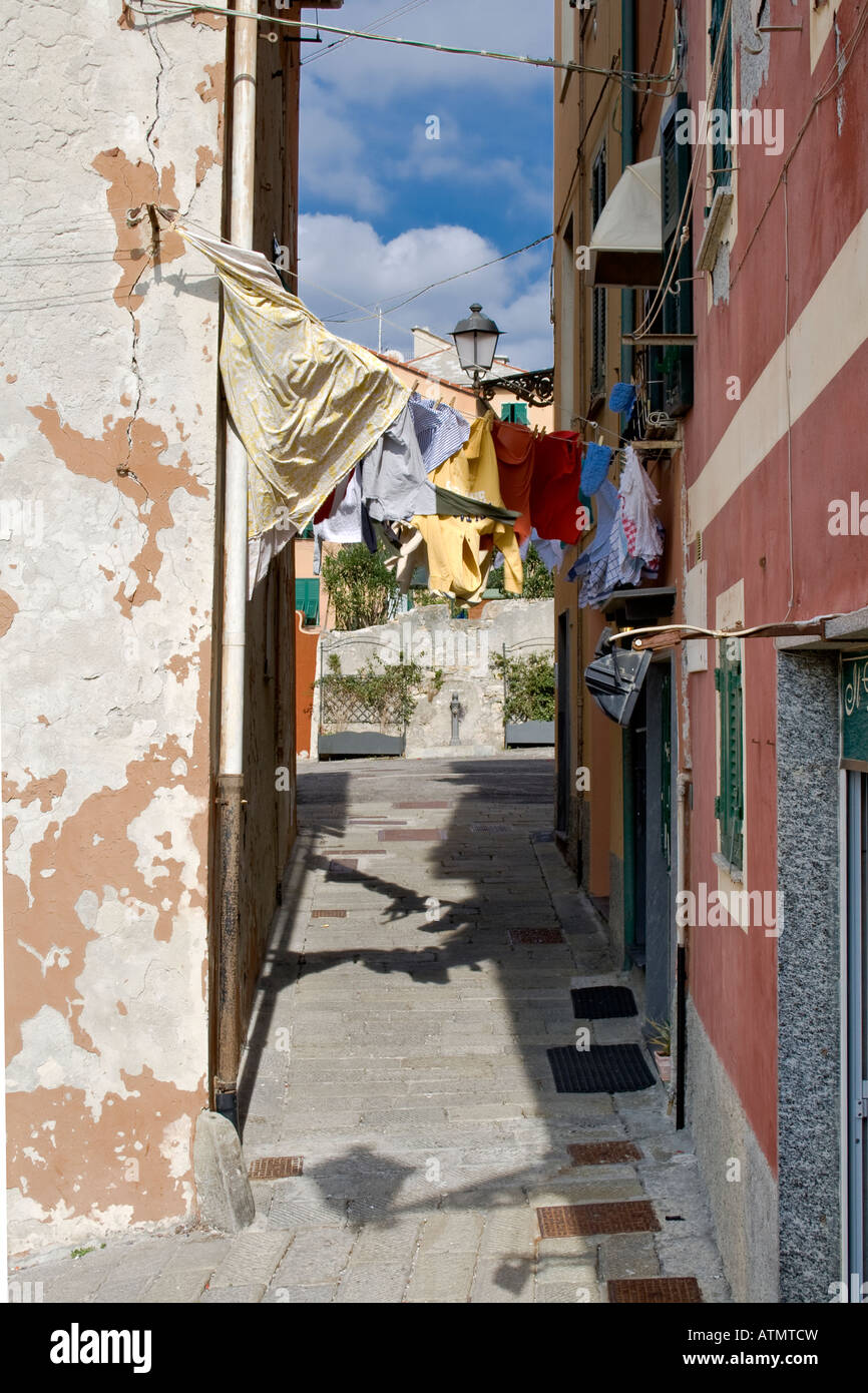 Wash line alley hi-res stock photography and images - Alamy
