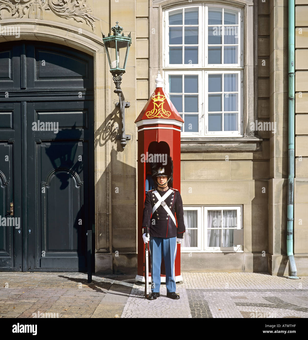 Royal life guard sentry box hi-res stock photography and images - Alamy