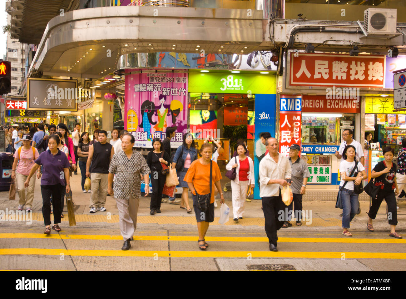 Crosswalk sign pedestrians hi-res stock photography and images - Alamy