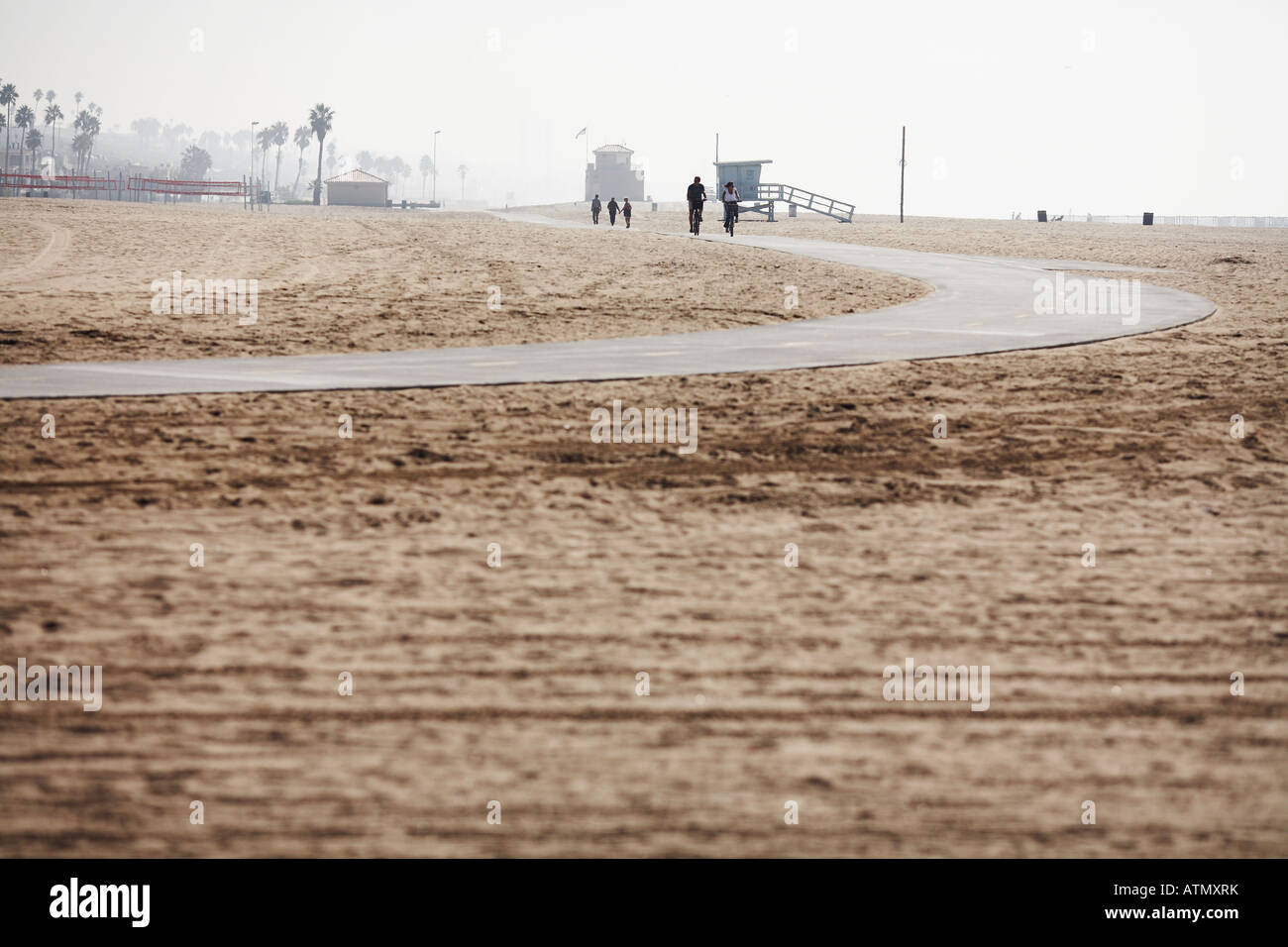 The Strand Bike path on Dockweiler Beach in Playa del Rey, Los Angeles ...