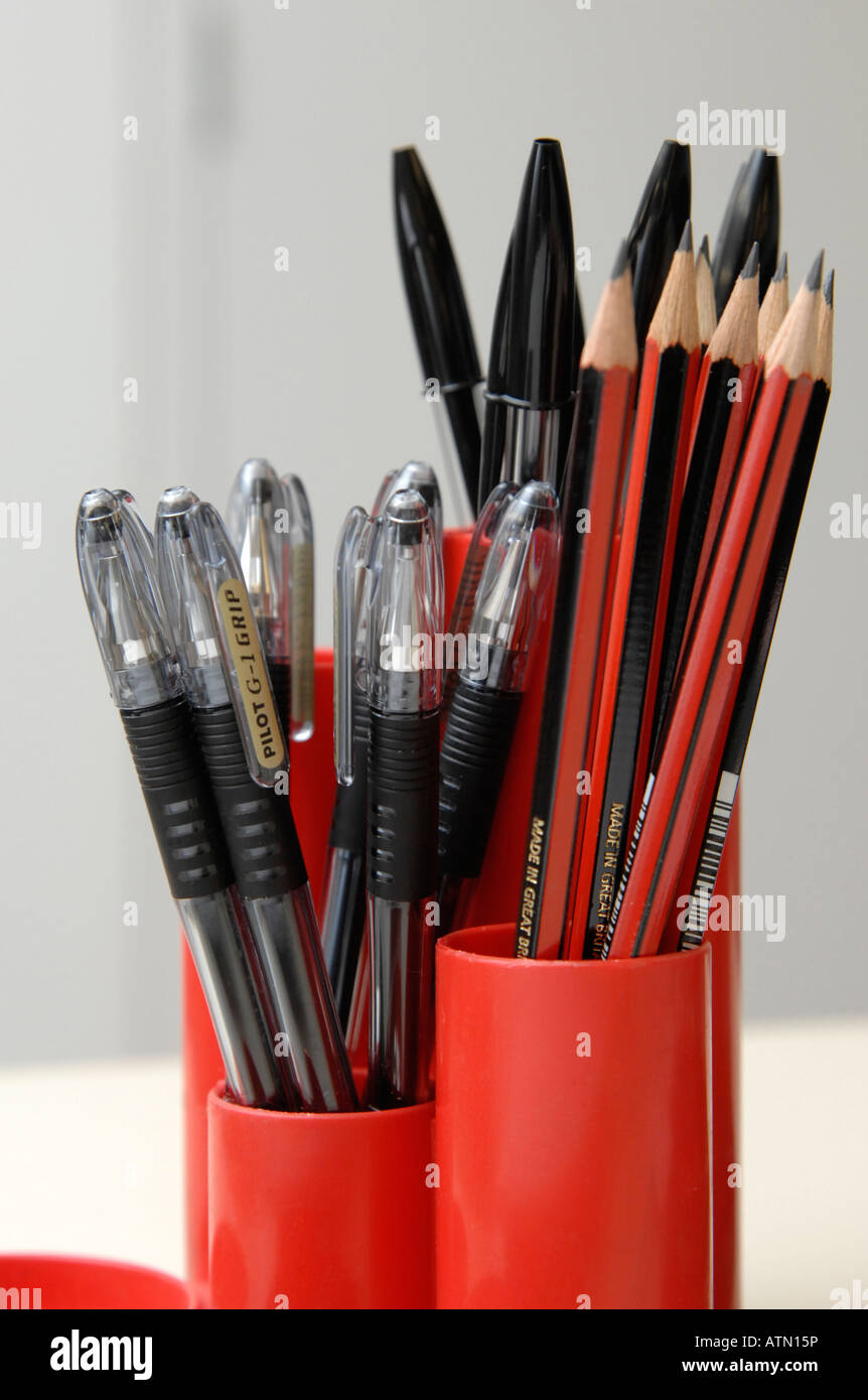 Desk tidy hi-res stock photography and images - Alamy