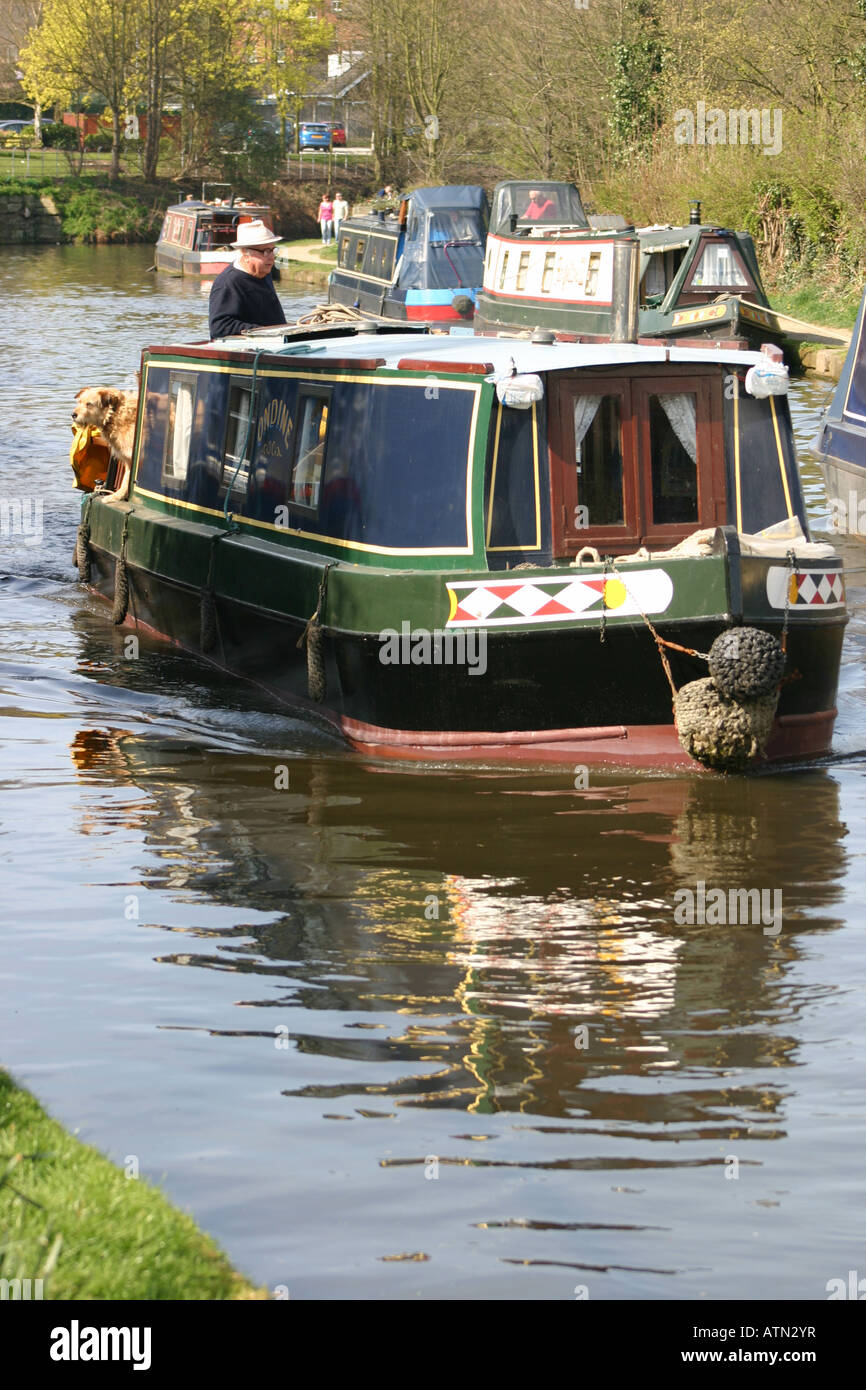 canal river narrow house boat leisure craft moored Stock Photo - Alamy