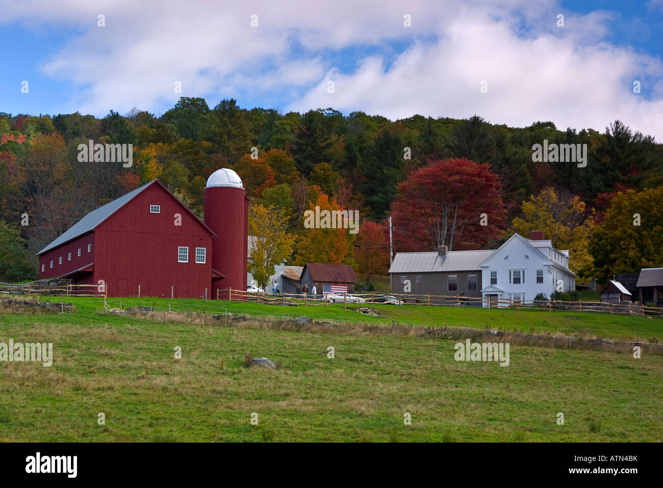 Vermont barn farmhouse in autumn hi-res stock photography and images ...