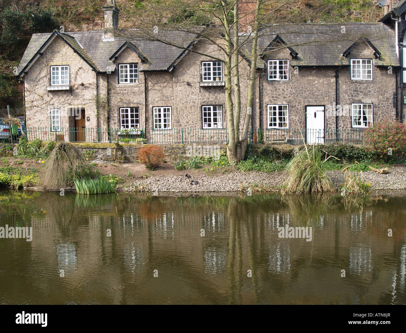 Old canal side cottages hi-res stock photography and images - Alamy