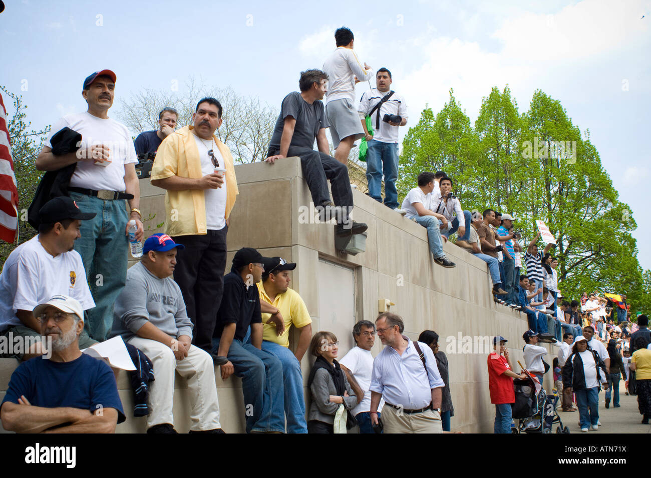 Illinois chicago crowd people sitting hi-res stock photography and ...