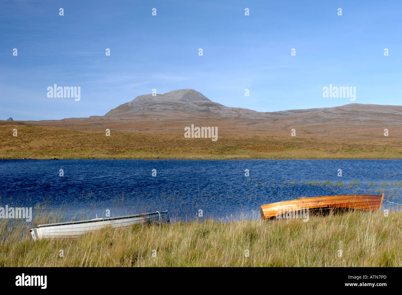 Loch inchnadamph lochinver sutherland scotland hi-res stock photography ...