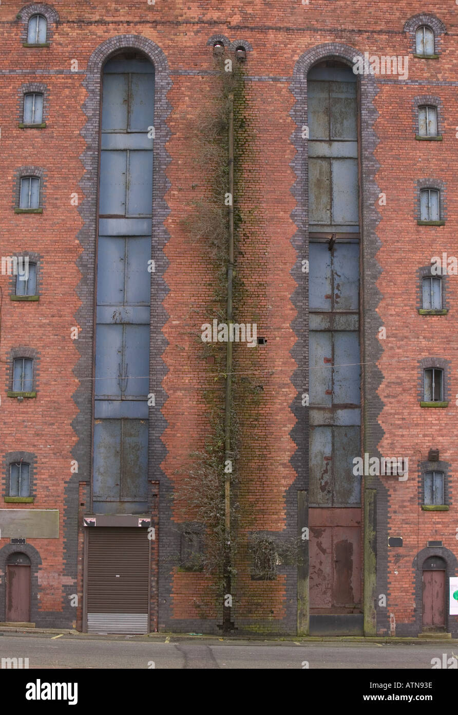 Derelict dock warehouse buildings in liverpool Stock Photo - Alamy