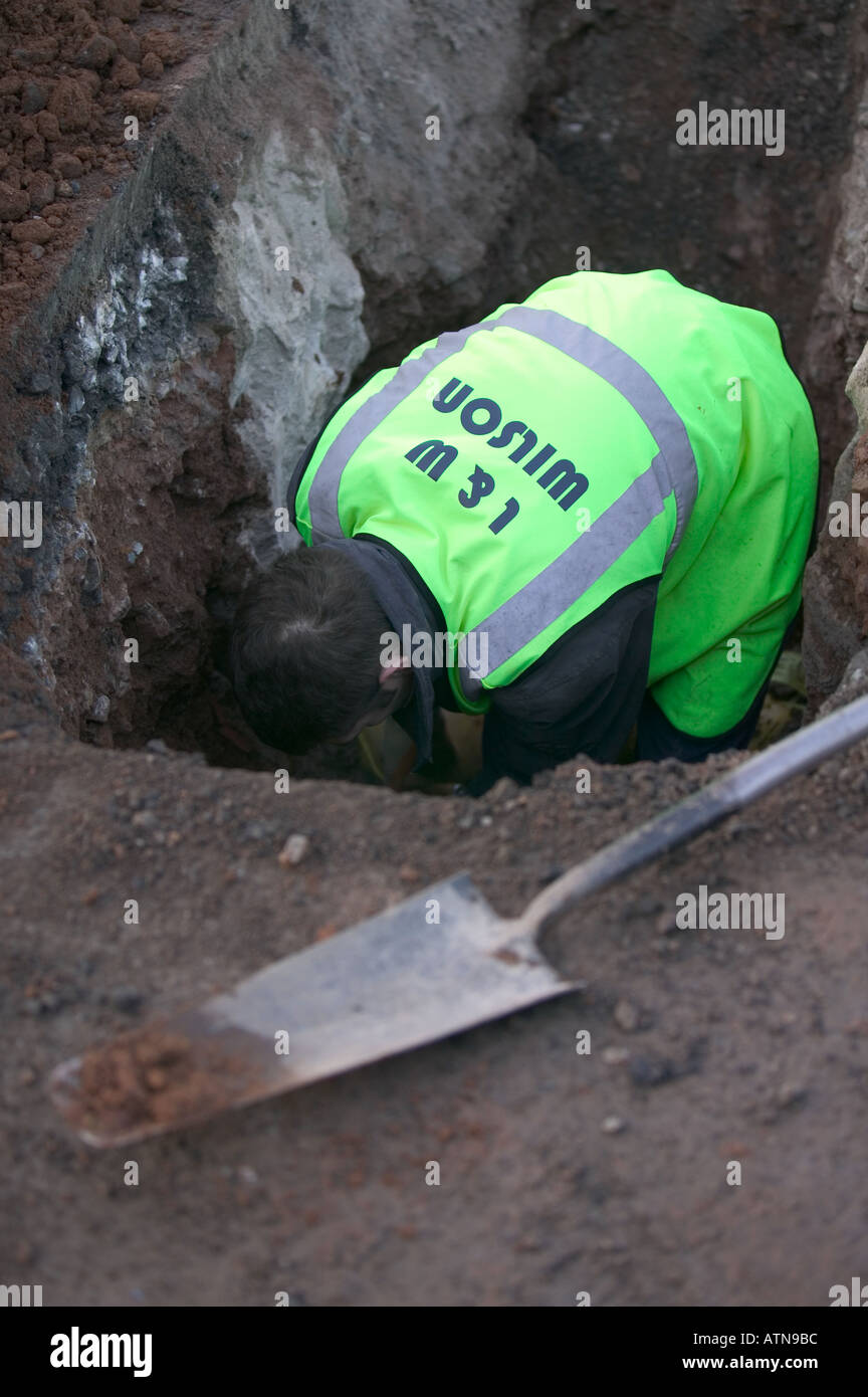 Workman digging road hi-res stock photography and images - Alamy