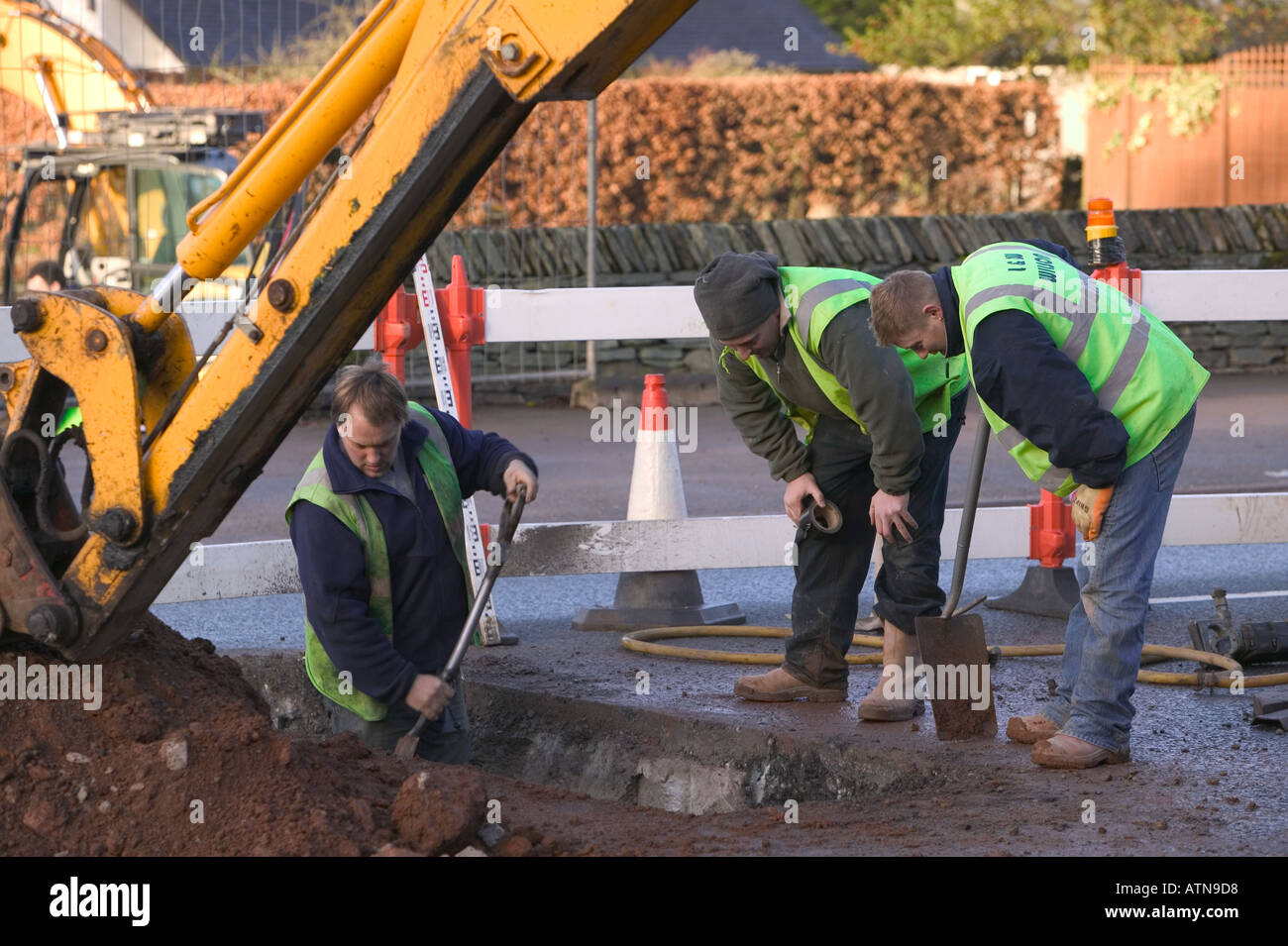 Jcb digging a hole hi-res stock photography and images - Alamy
