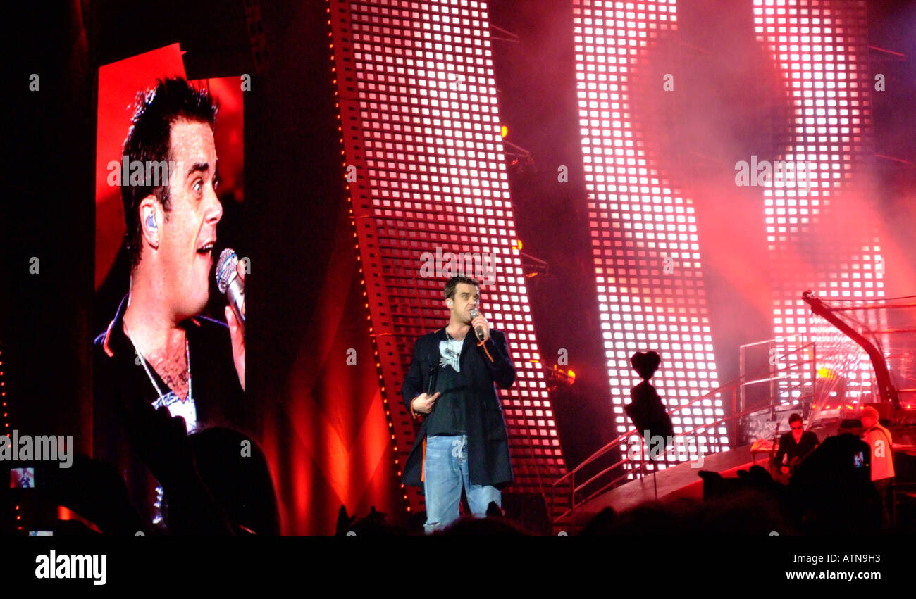 Robbie williams performing hi-res stock photography and images - Alamy