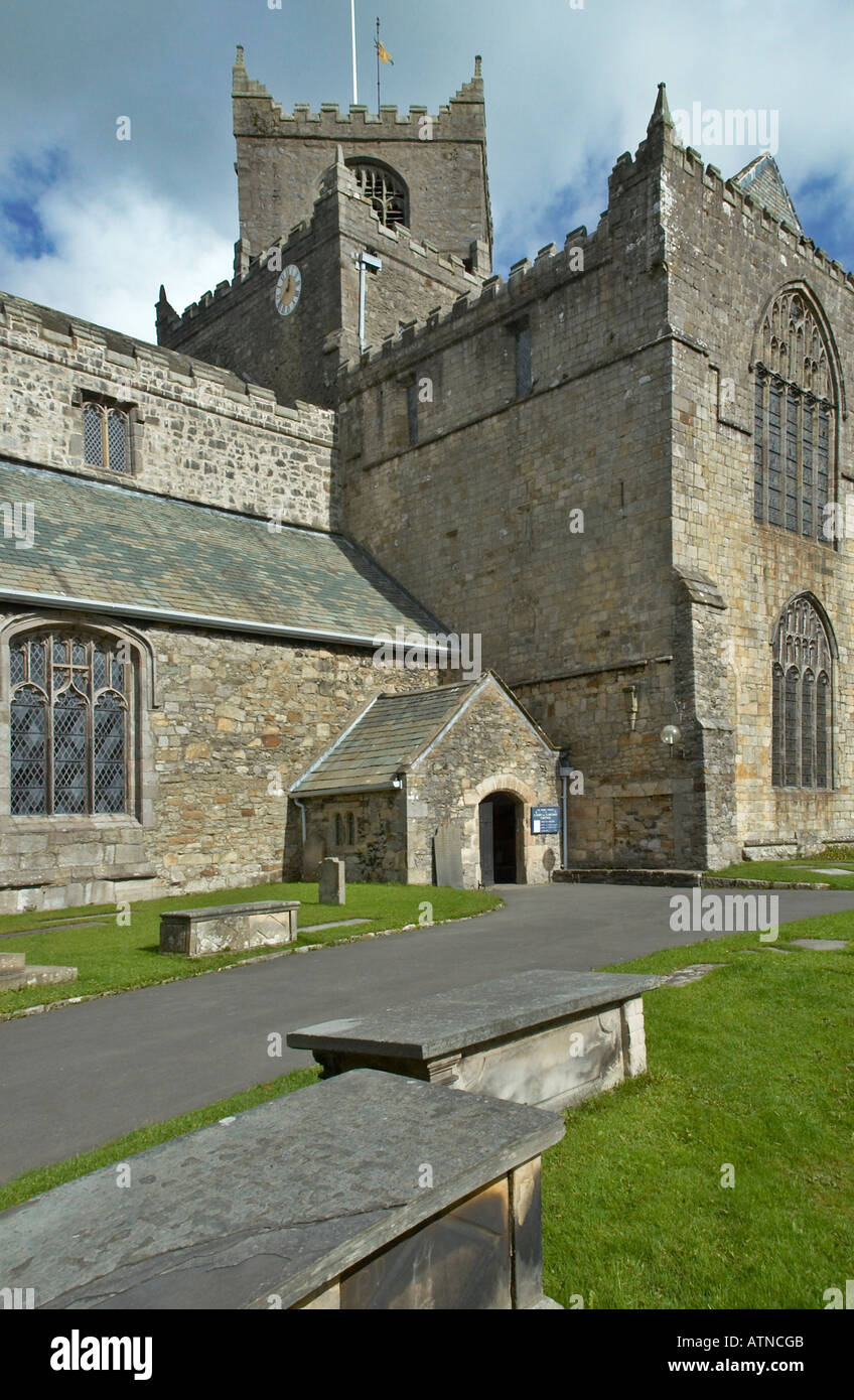 Cartmel priory and cemetery hi-res stock photography and images - Alamy