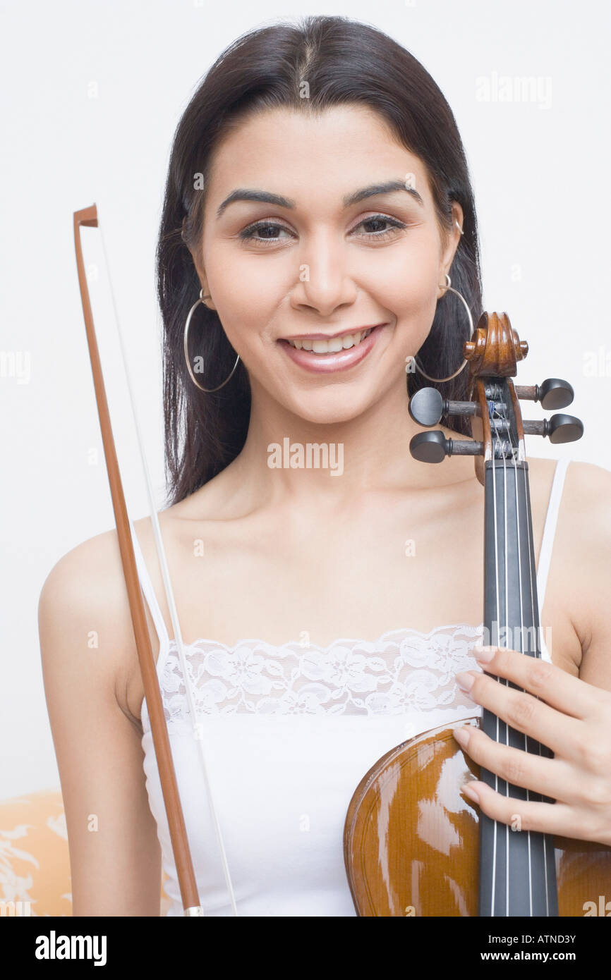 Portrait of a young woman holding a violin Stock Photo - Alamy