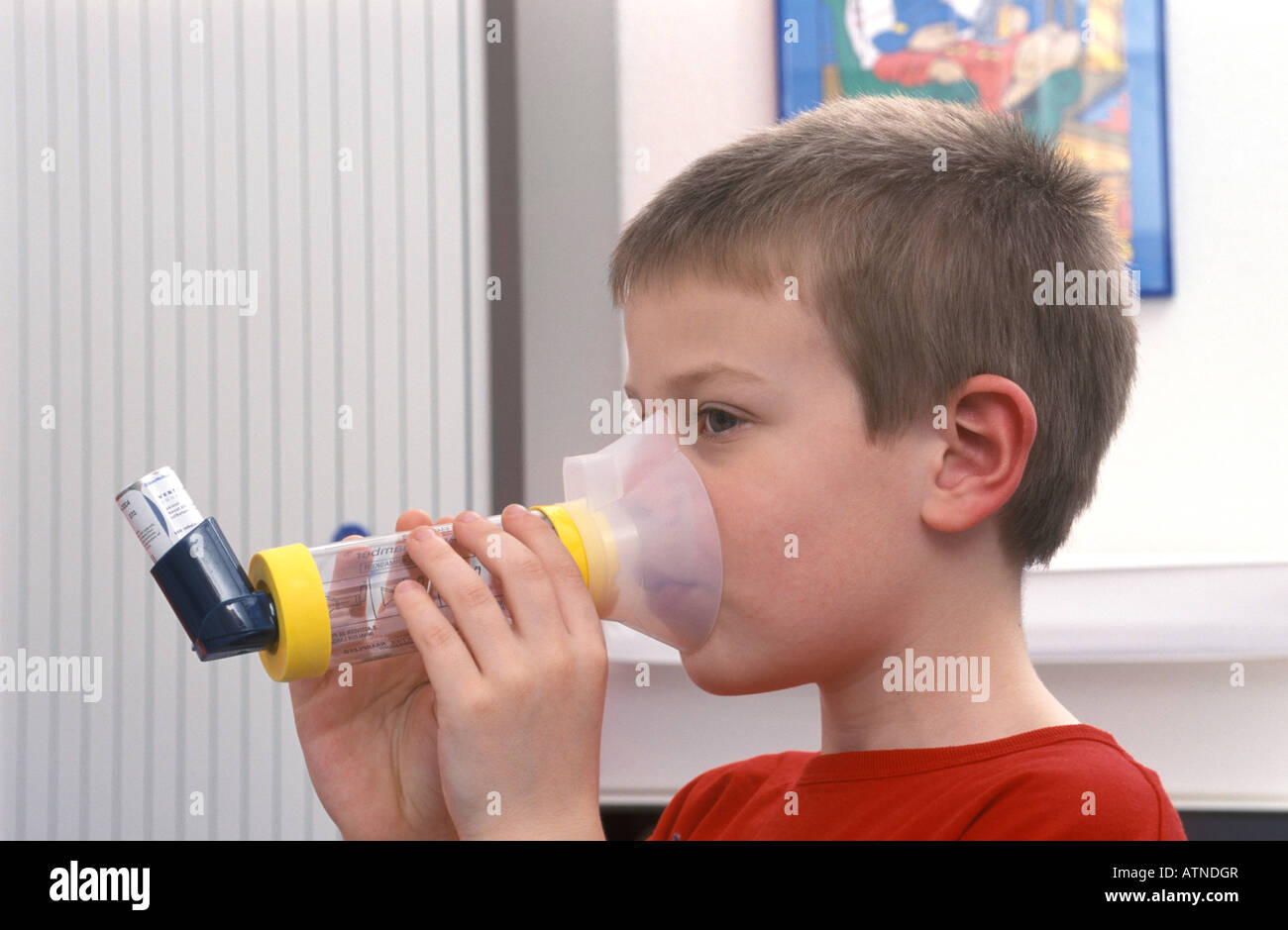 Inhaler child hi-res stock photography and images - Alamy