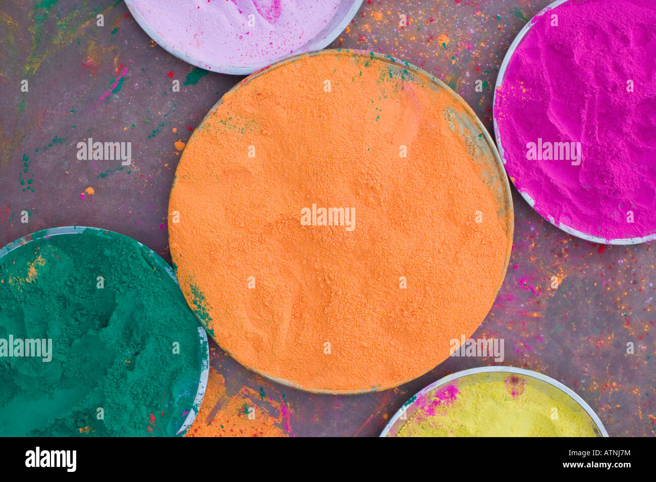 Plates colored hi-res stock photography and images - Alamy
