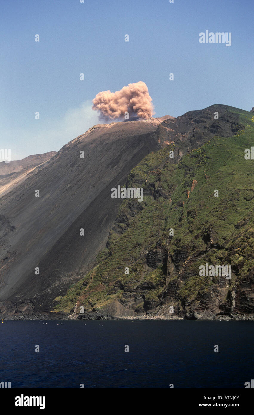 Vulcano stromboli hi-res stock photography and images - Alamy
